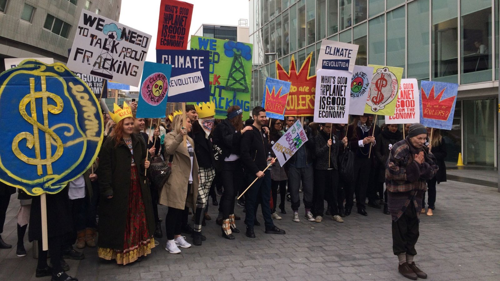 Fashion Goes Political: On- and Off- Runway Fashion Statements - Art-Sheep