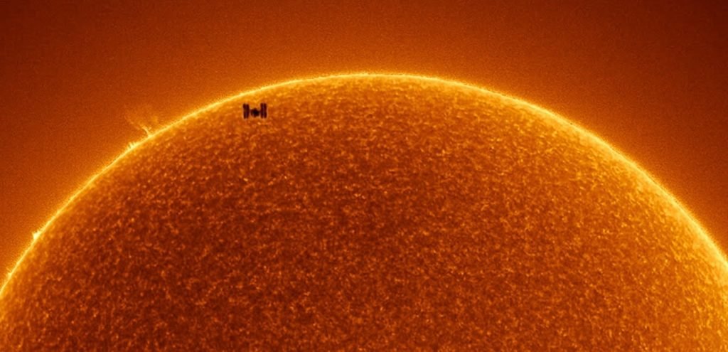 NASA Releases Photo of ISS Crossing in Front of Spotless Sun - Art-Sheep